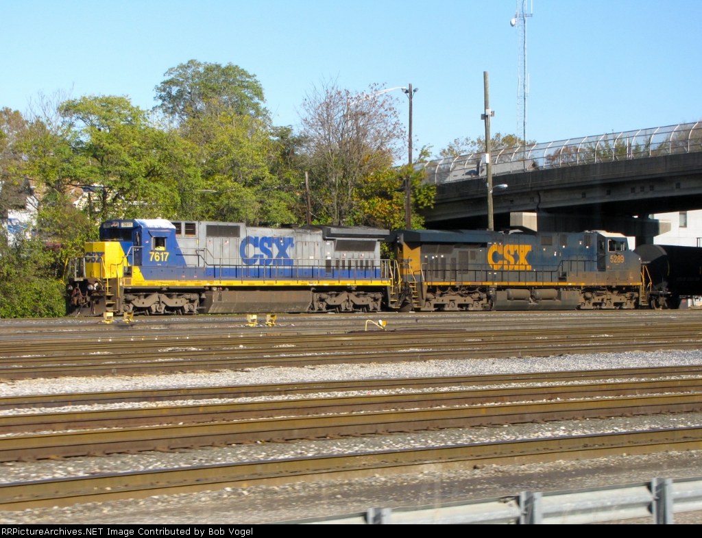 CSX 7617 and 5289